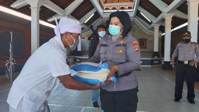 Polres Klungkung Berbagi Sembako | Bali Tribune